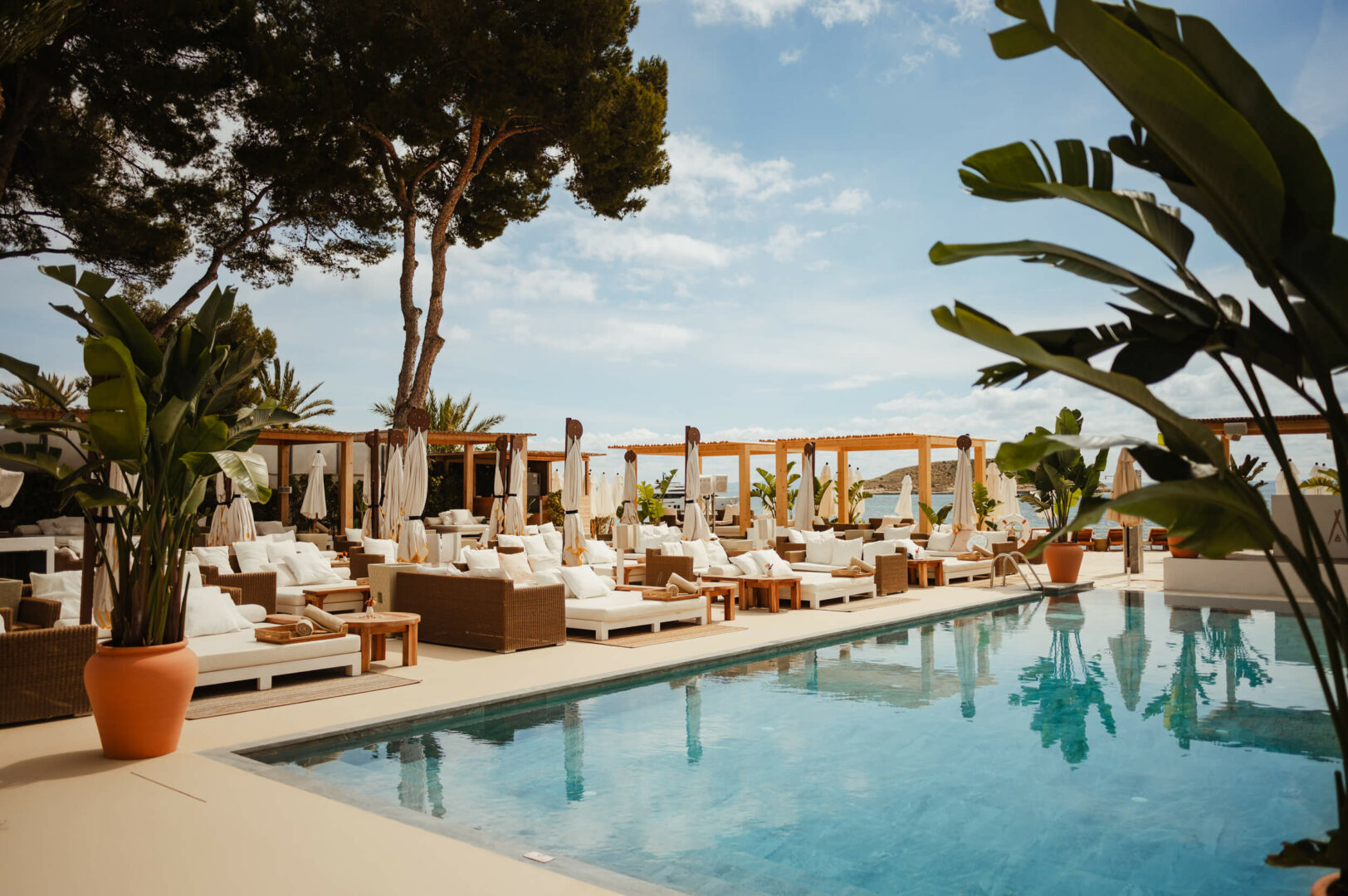 The Ultimate Guide to the Best Beach Clubs in Mallorca | Lodge Destinations
